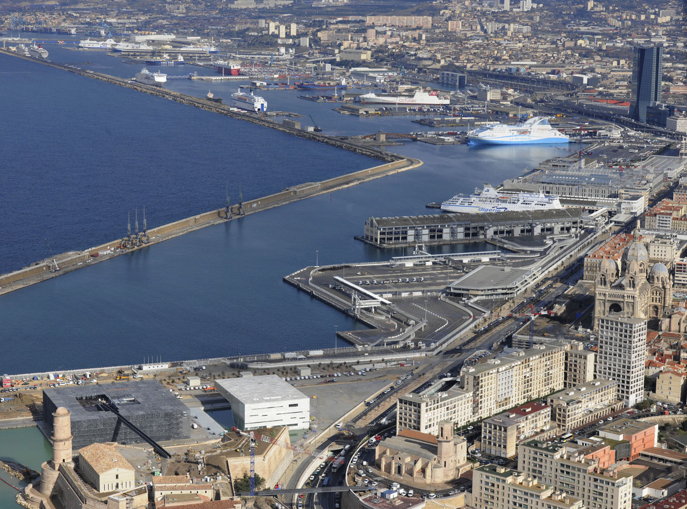Le port de Marseille-Fos, France est desservi par Marfret